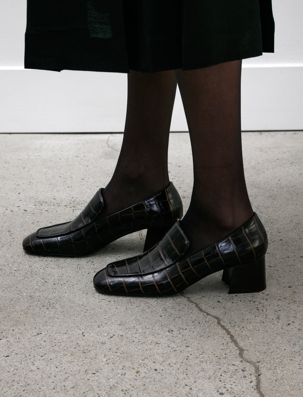 Totême Block Heel Pump Croc Dark Brown – Neighbour